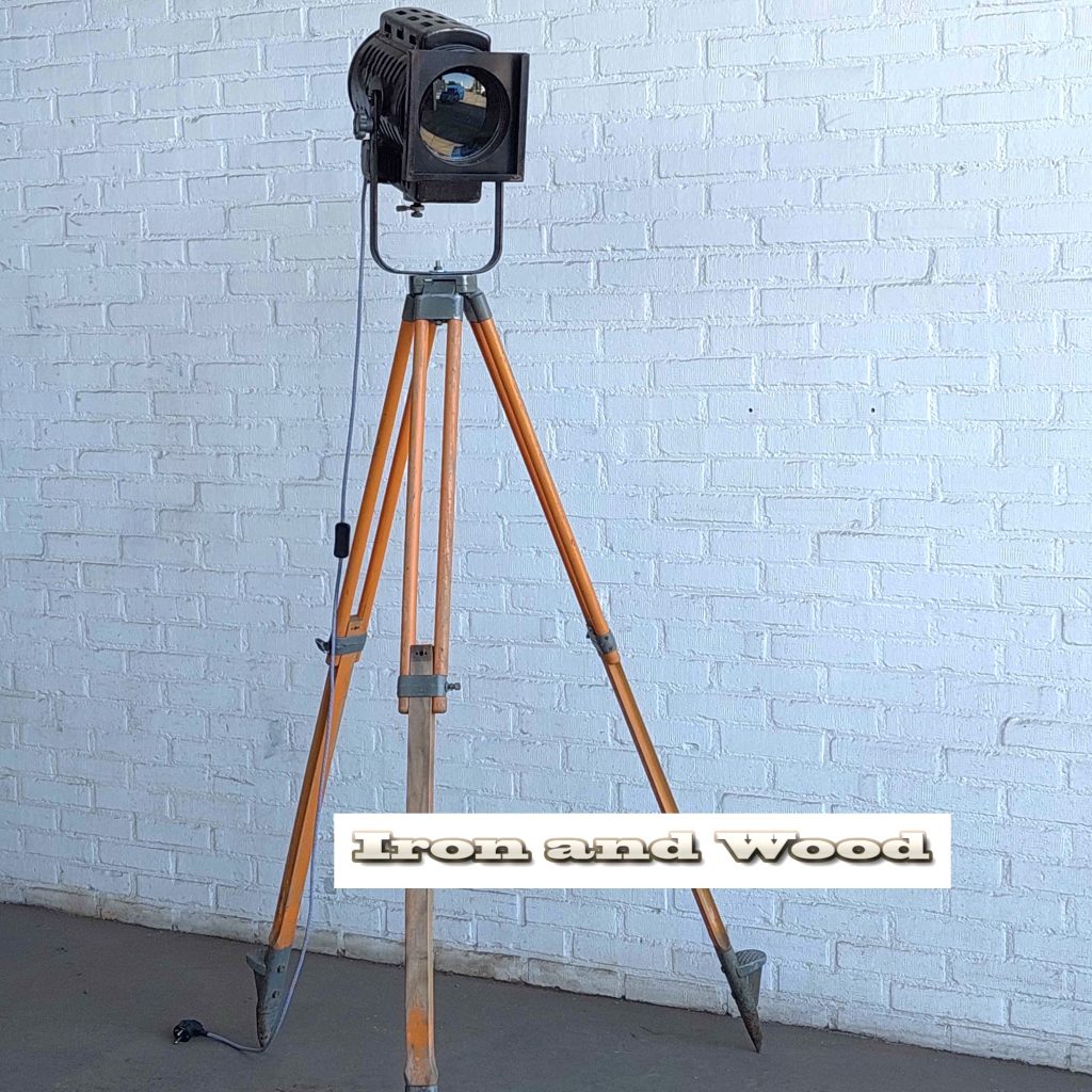 Oude industriele vintage zwarte spot op oud houten statief