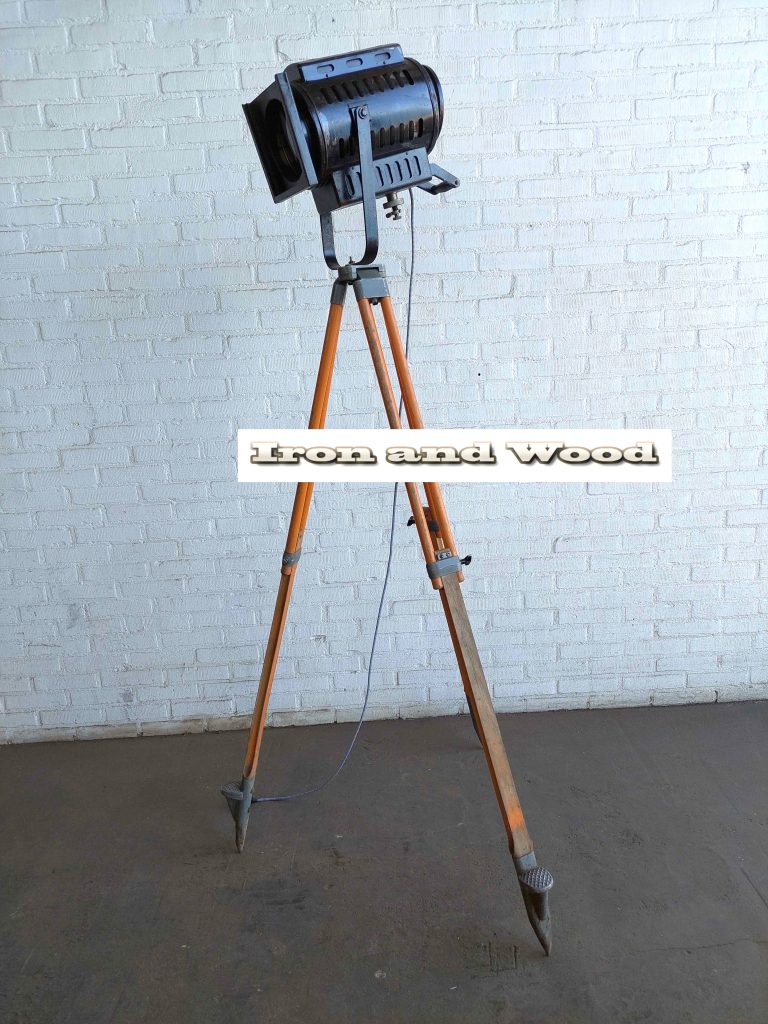 Oude industriele vintage zwarte spot op oud houten statief